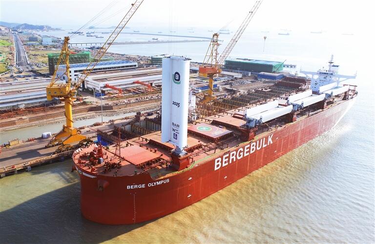 舟山船企为30万吨级外轮安装大型风帆